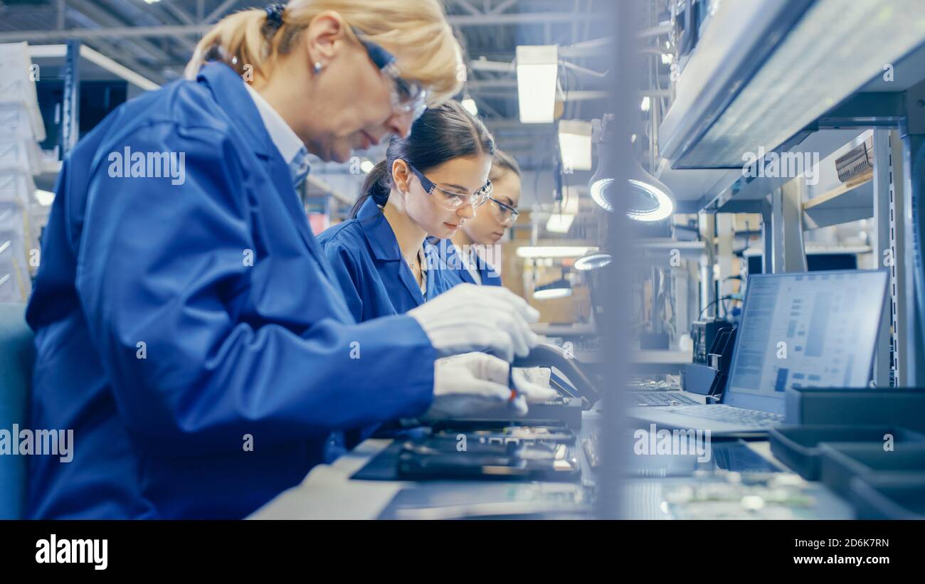 Work cell assembly line hi-res stock photography and images - Alamy
