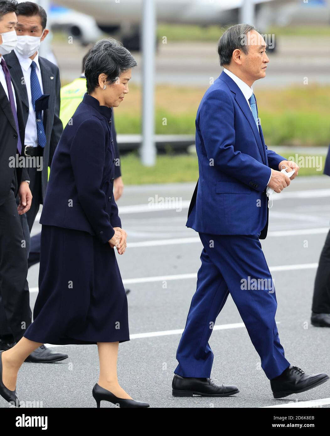 Tokyo, Japan. 18th Oct, 2020. Mariko Suga (L), wife of Japanese Prime ...