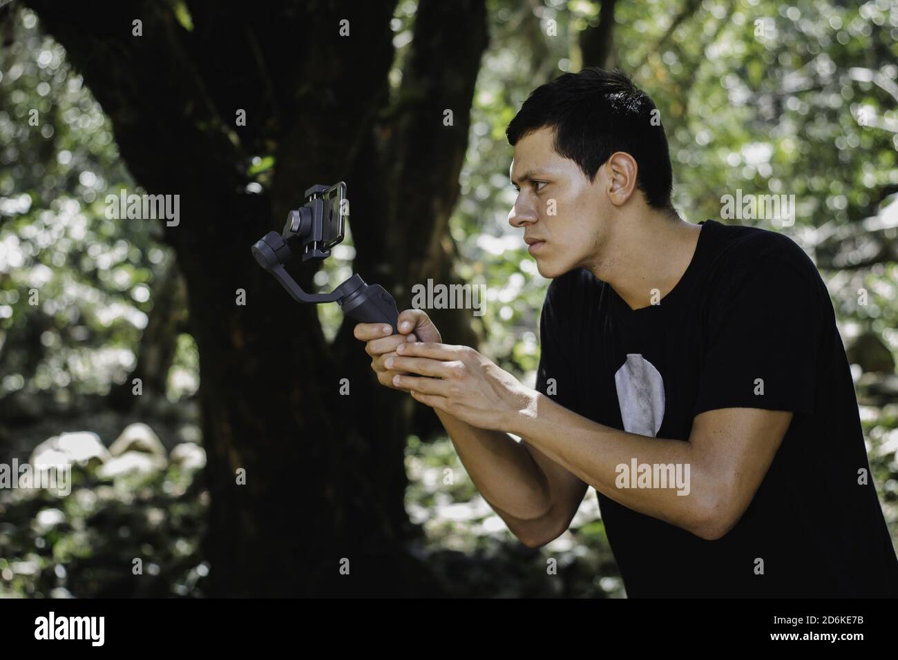 Man filming on his phone hi-res stock photography and images - Alamy