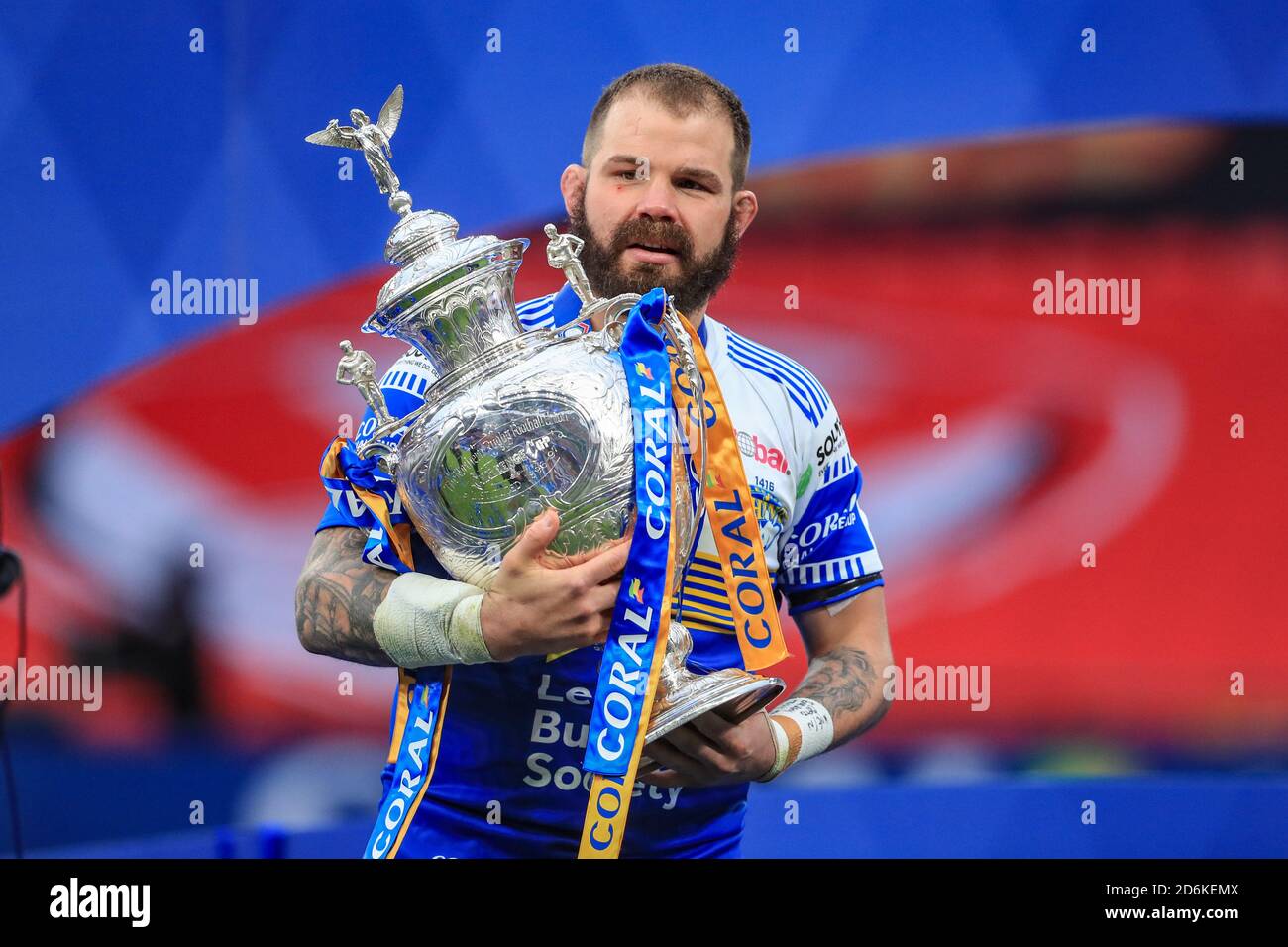 Adam Cuthbertson (17) of Leeds Rhinos with the Challenge Cup Stock ...