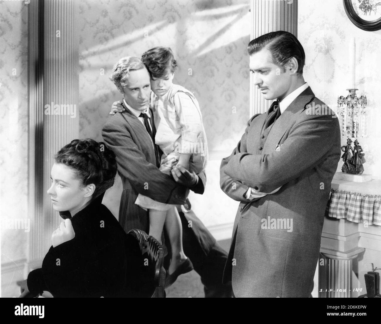 VIVIEN LEIGH LESLIE HOWARD MICKEY KUHN and CLARK GABLE in GONE WITH THE ...