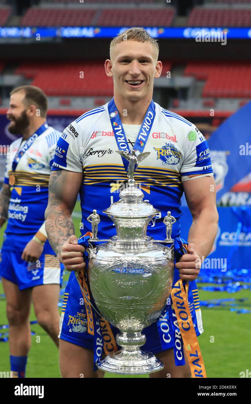 Mikolaj Oledzki (19) of Leeds Rhinos lift the Challenge Cup Stock Photo ...