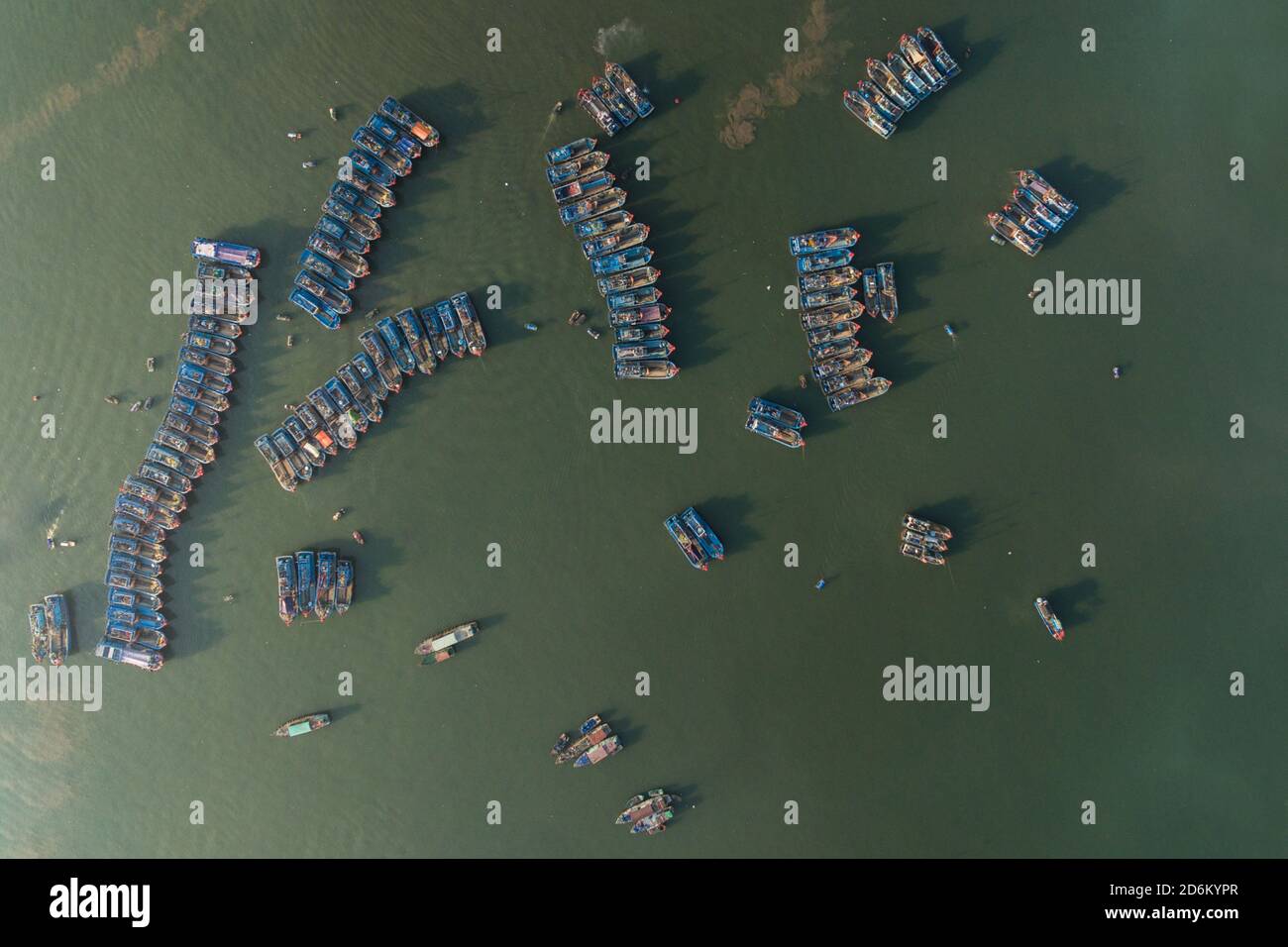 Fishing boats in Cat Ba Island, Vietnam, Ha Long Bay descending dragon ...