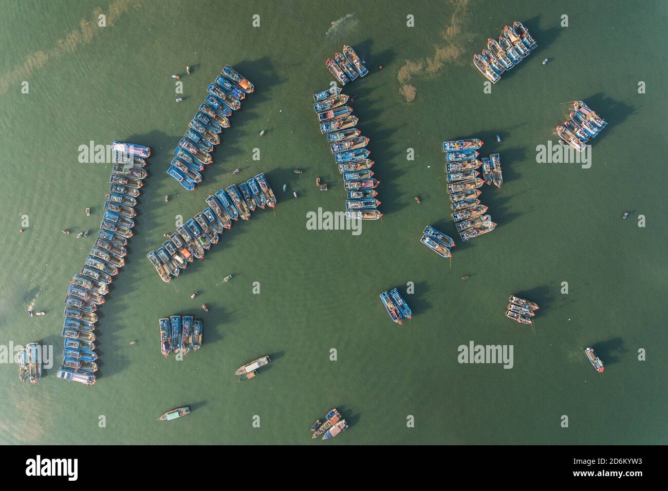Fishing boats in Cat Ba Island, Vietnam, Ha Long Bay descending dragon ...
