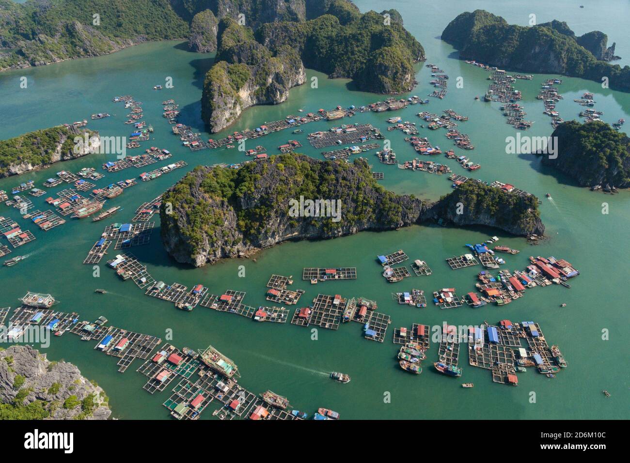 Ha long bay floating village hi-res stock photography and images - Alamy