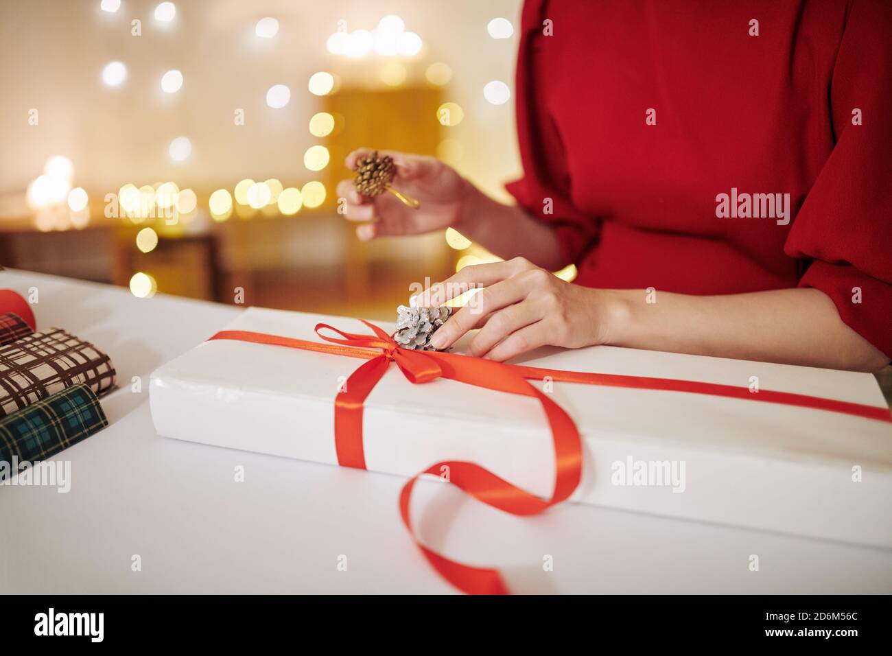 Decorating Christmas present Stock Photo - Alamy