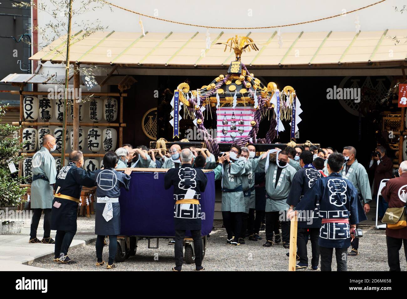 Carry mikoshi hi-res stock photography and images - Alamy