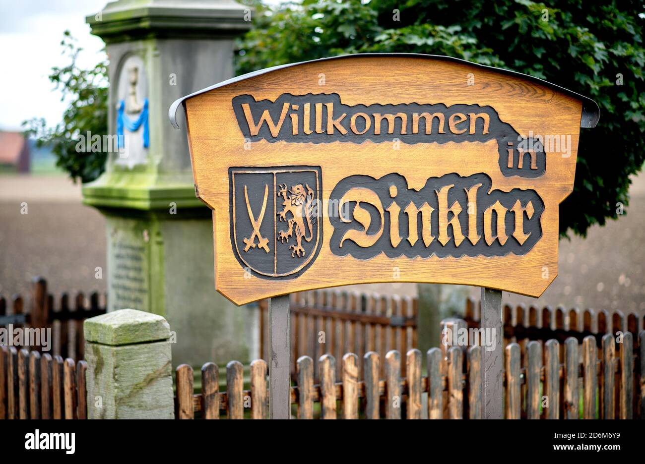 Schellerten, Germany. 15th Oct, 2020. A wooden sign with the ...