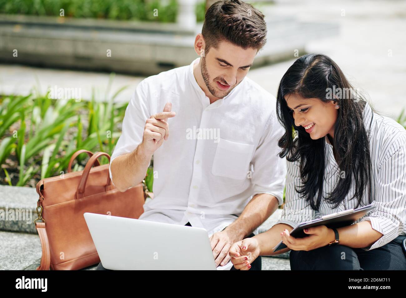 Business people reading e-mail Stock Photo - Alamy