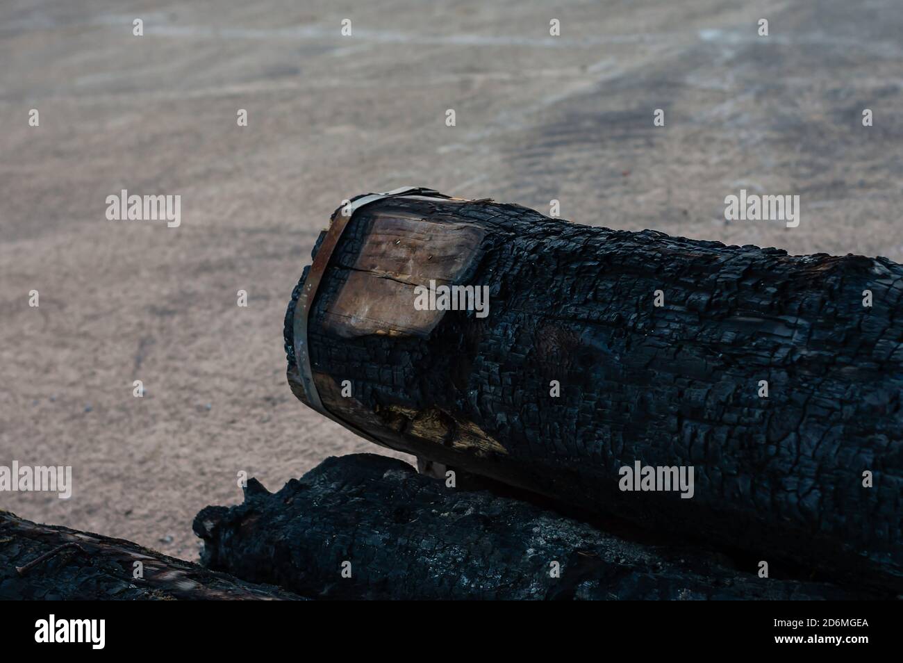 Real burned wood log hi-res stock photography and images - Alamy
