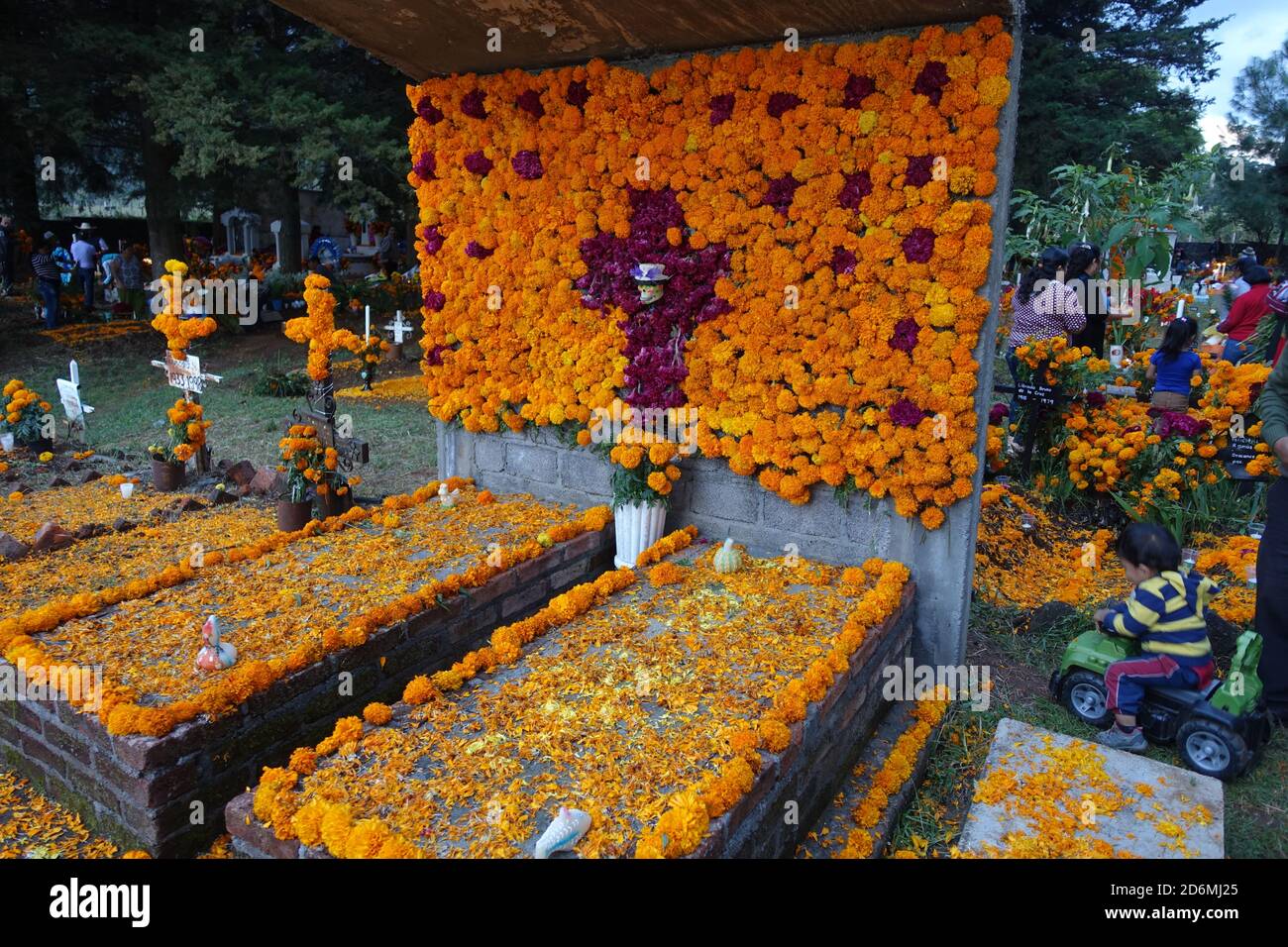 Dead graves hi-res stock photography and images - Alamy