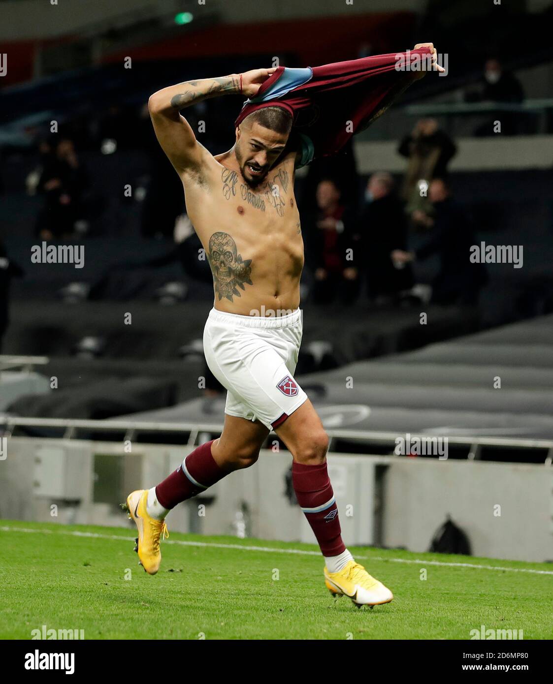 West Ham United's Manuel Lanzini celebrates scoring his side's third ...