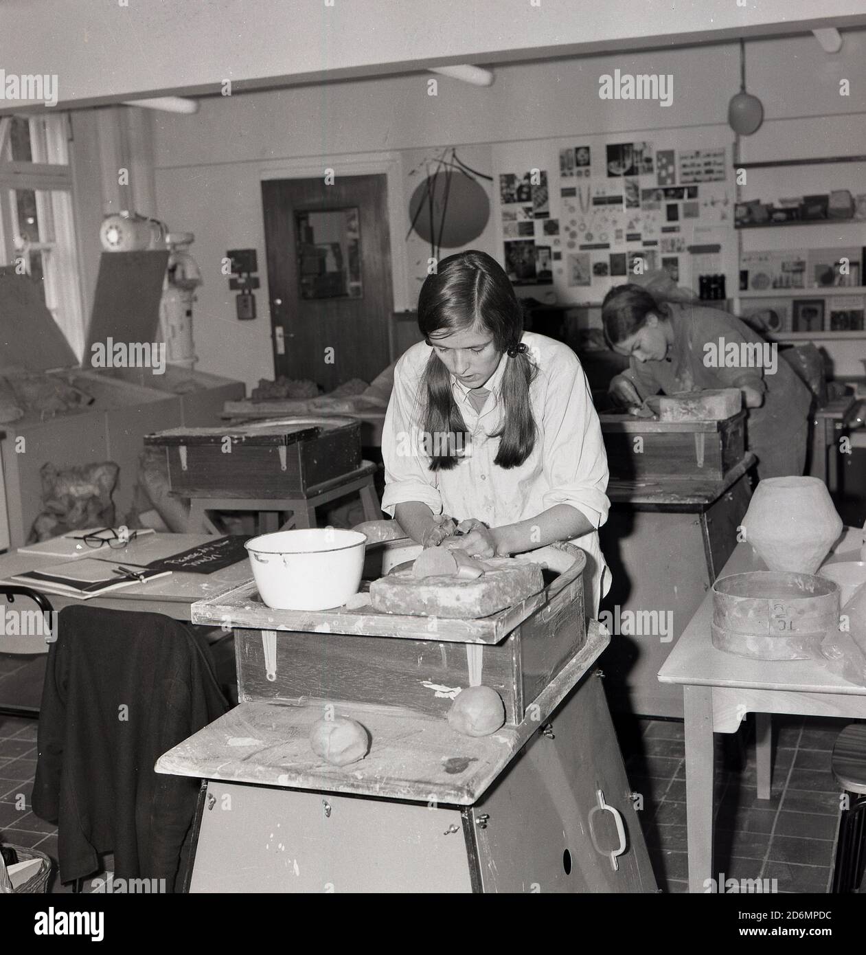 Classroom 1970s hi-res stock photography and images - Alamy