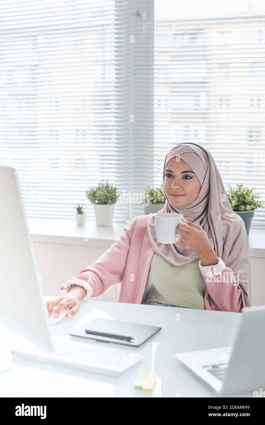 Women muslim office hi-res stock photography and images - Alamy