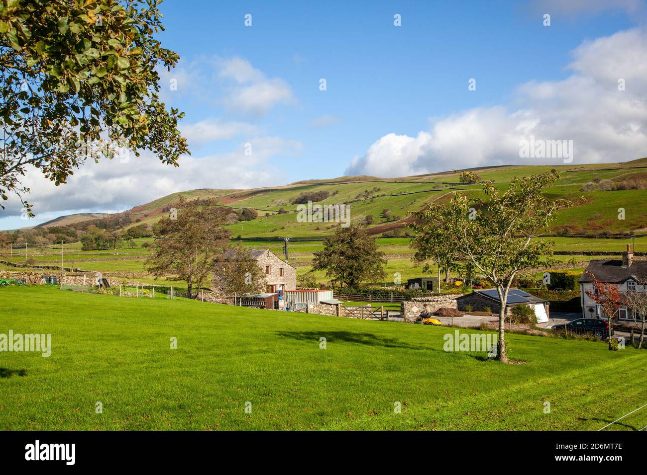 Farmhouse in the Yorkshire dales national park landscape England Stock ...