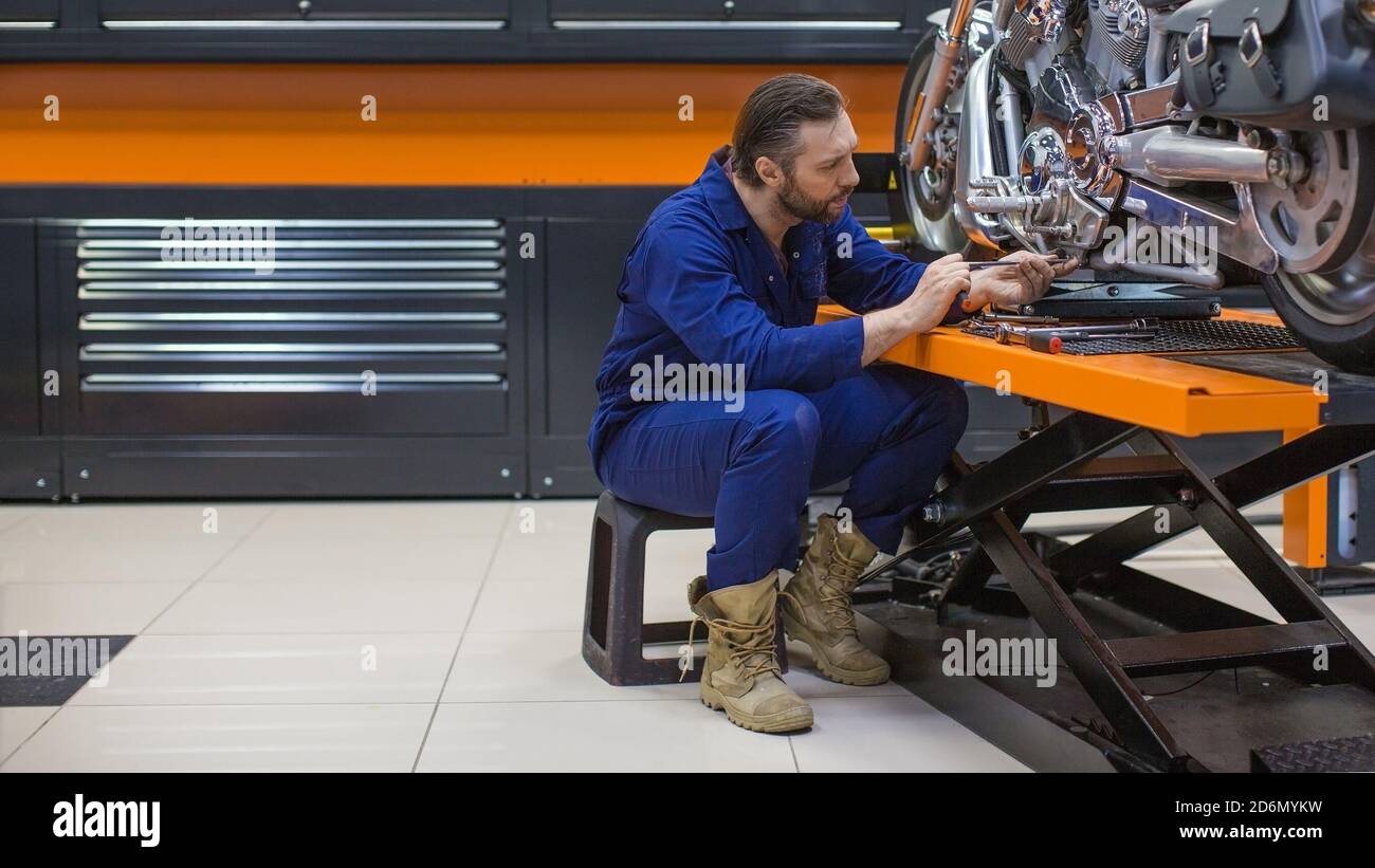 Mechanic working motorcycle workshop hi-res stock photography and ...