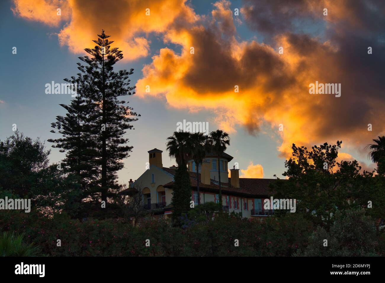 Silhouette landscape old house hi-res stock photography and images - Alamy