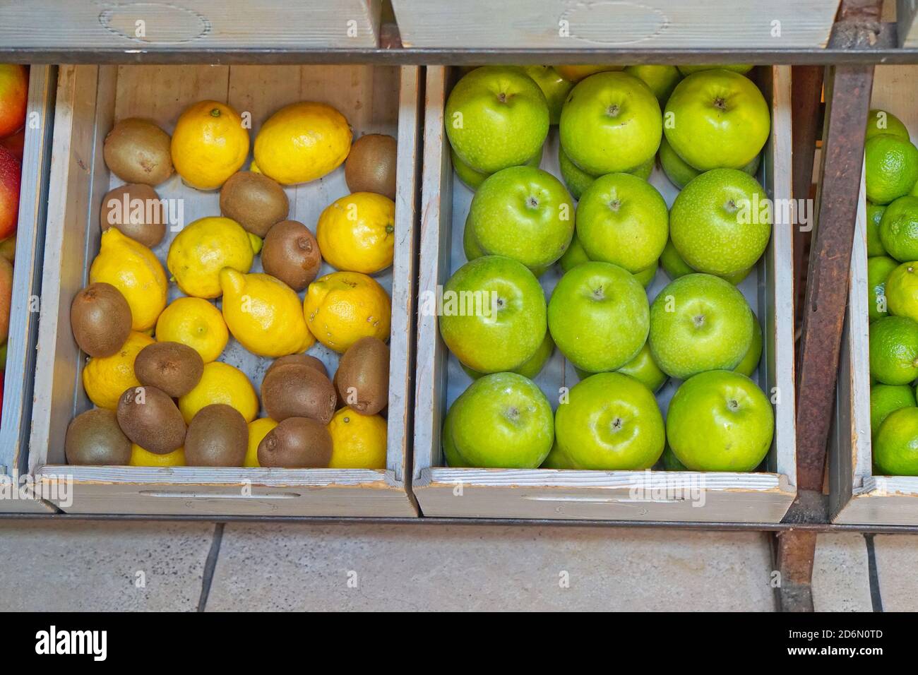 Lemons in boxes hi-res stock photography and images - Alamy