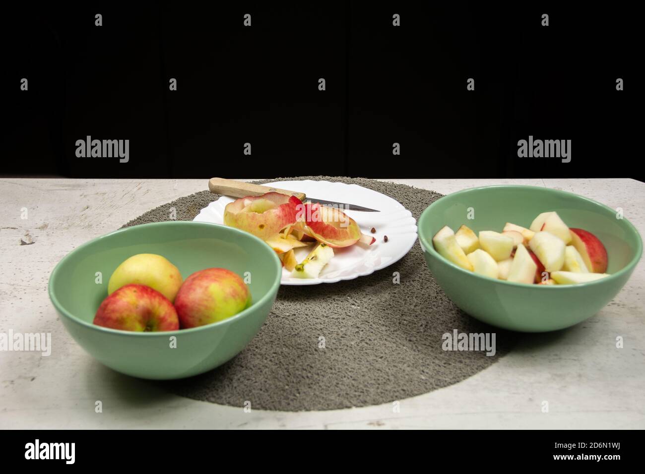 Slicing apples into small pieces Stock Photo - Alamy