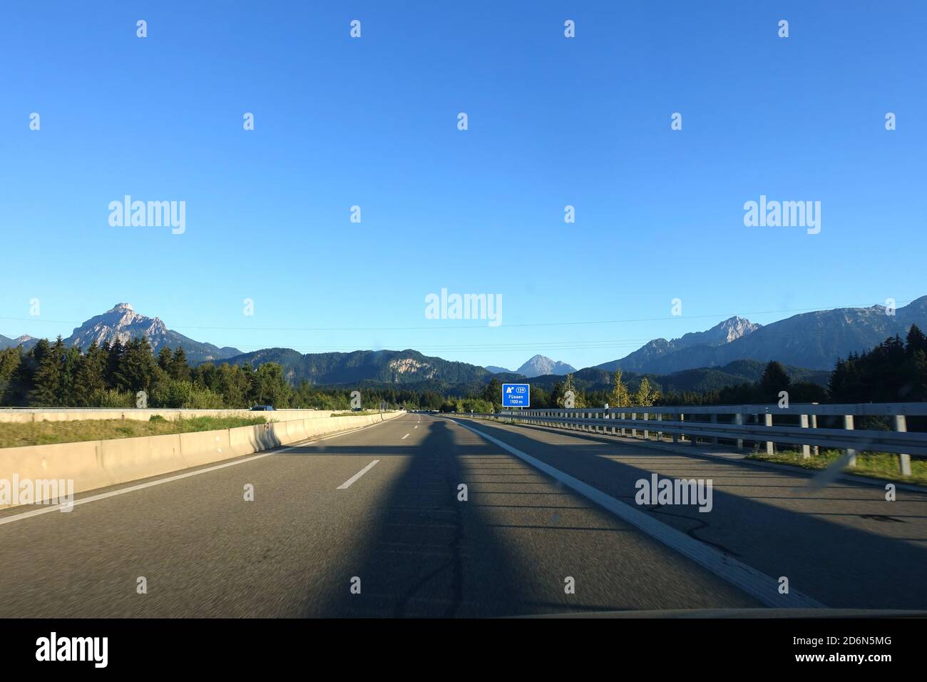 leere Autobahn A7 vor der Ausfahrt Füssen, Bayern, Deutschland Stock ...