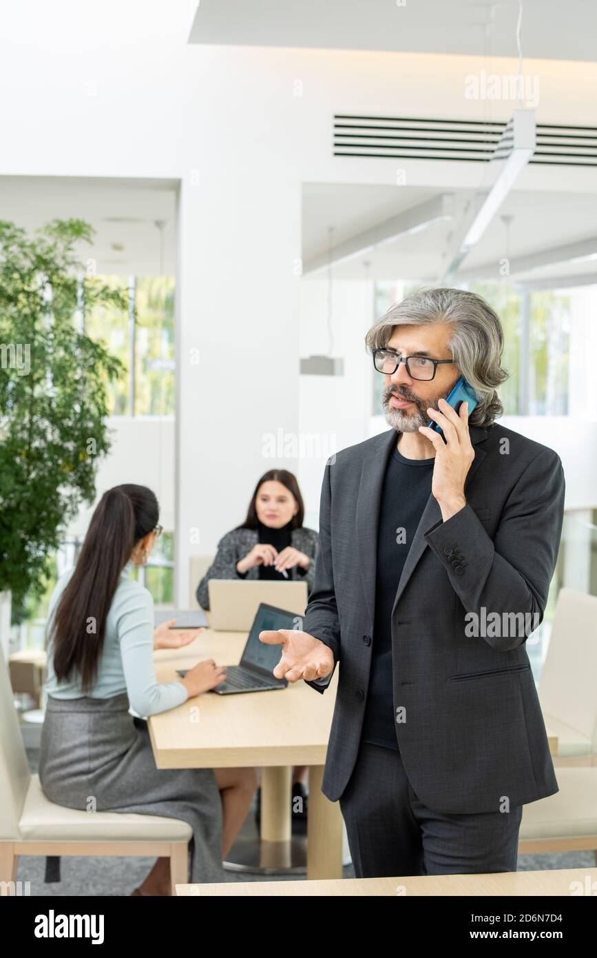Client on the phone hi-res stock photography and images - Alamy