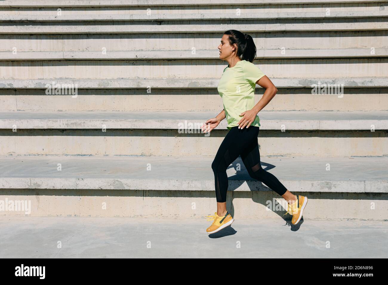 Female athlete in fitness outfit hi-res stock photography and images ...
