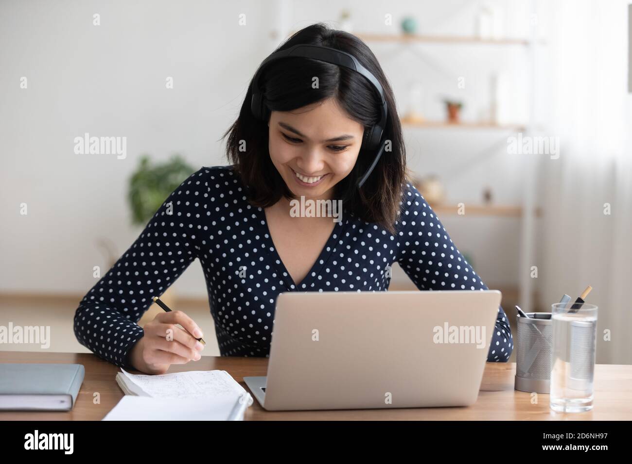 Girl headphones and computer hi-res stock photography and images - Alamy