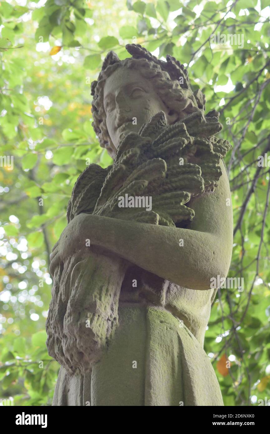 Statue femme hi-res stock photography and images - Alamy