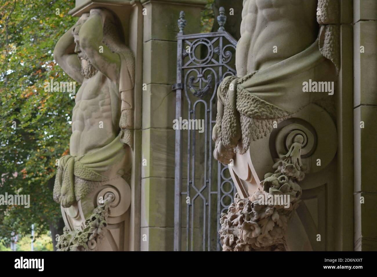 Statues at the gates of Calderstones Park Stock Photo - Alamy