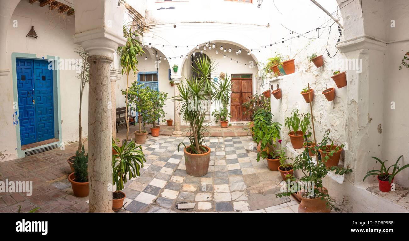 Spanish courtyard hi-res stock photography and images - Alamy