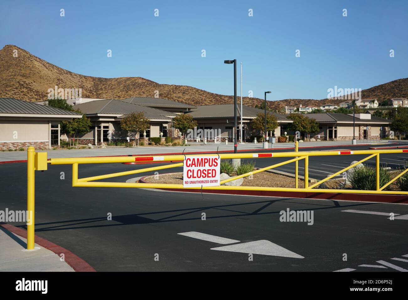 A School campus closed sign on gate Stock Photo - Alamy