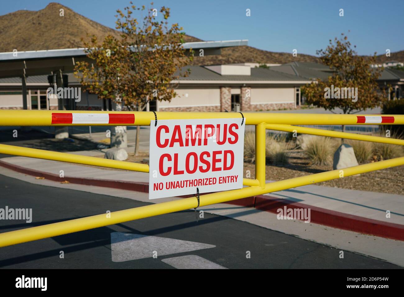 Close up of school campus closed sign on gate Stock Photo - Alamy
