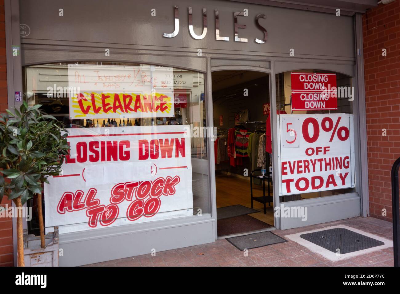 Closing down signs posters shop hi-res stock photography and images - Alamy