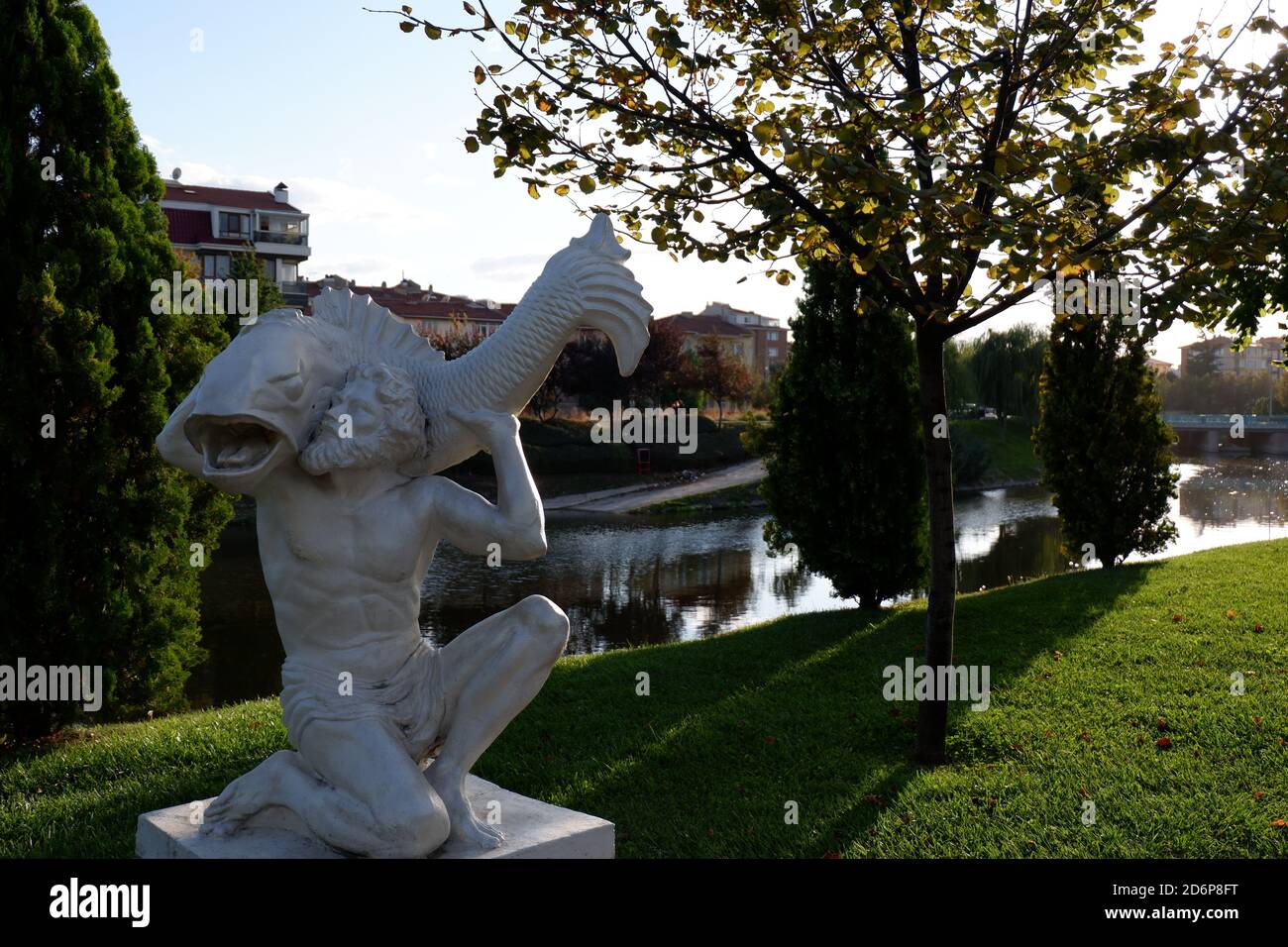 Fish statue hi-res stock photography and images - Alamy