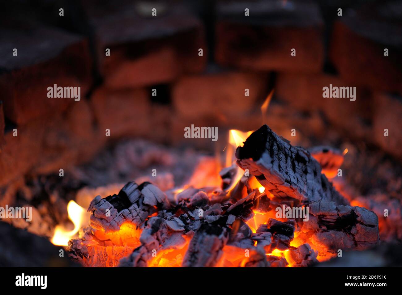 Embers campfire hi-res stock photography and images - Alamy