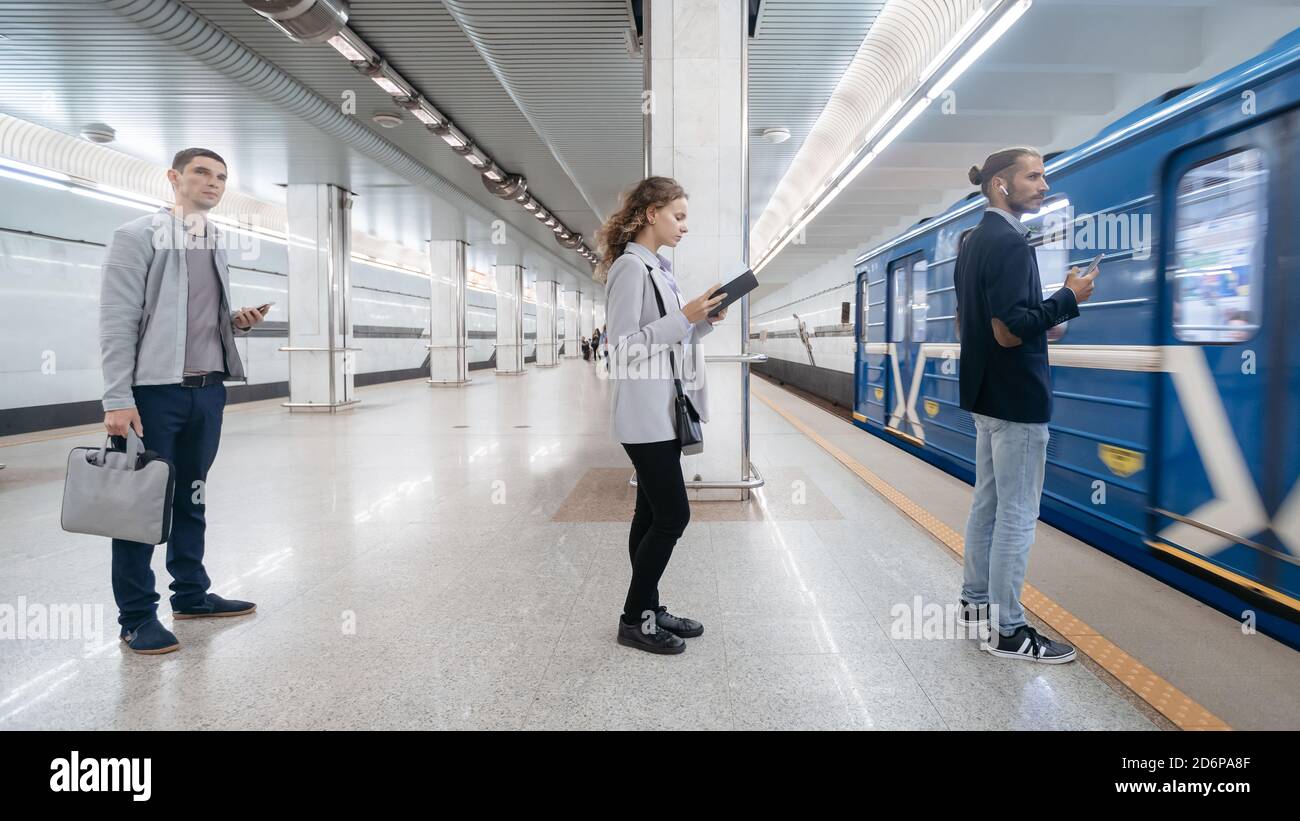Passengers standing queue railway platform hi-res stock photography and ...