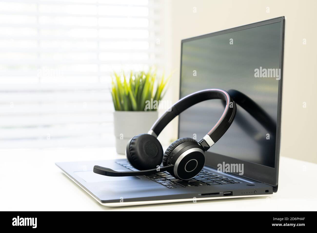 Office computer screen headset hi-res stock photography and images - Alamy