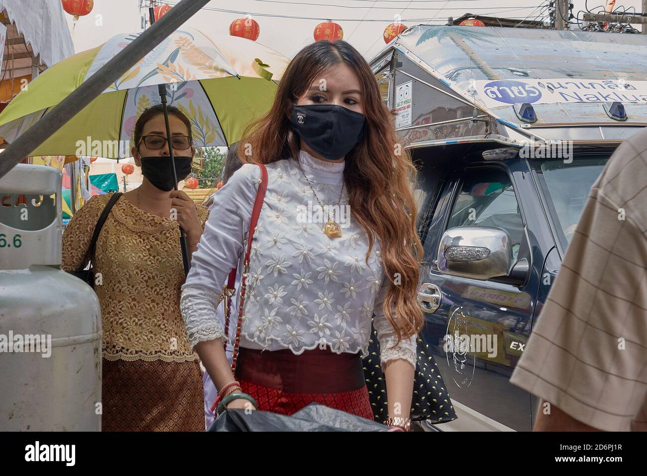 Woman wearing a Covid face mask outdoor Stock Photo - Alamy