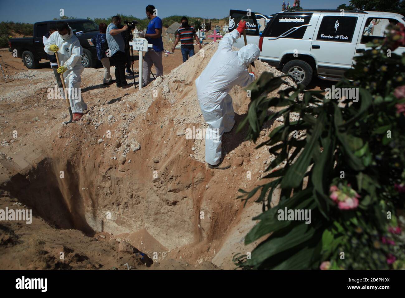 Ciudad Juarez, MEXICO. 5th may., 2020. Funeral employees buried the ...