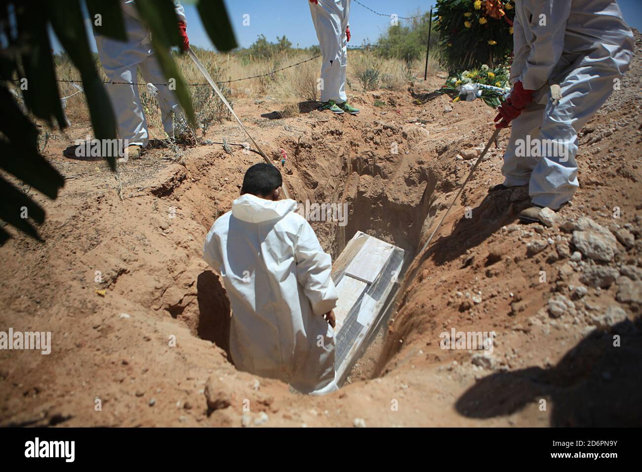 Ciudad Juarez, MEXICO. 5th may., 2020. Funeral employees buried the ...