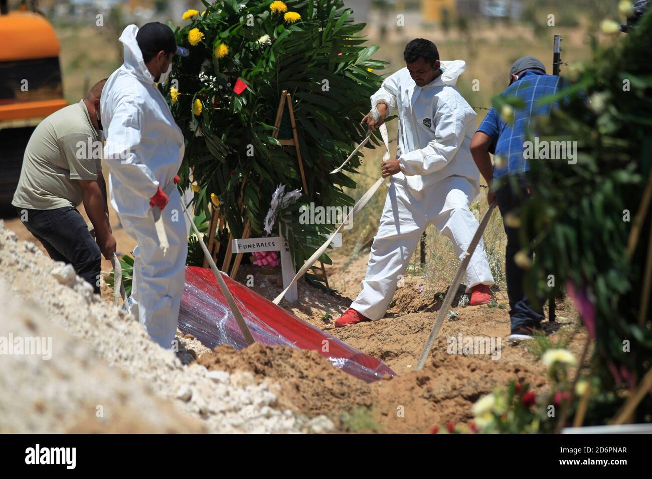 Ciudad Juarez, MEXICO. 5th may., 2020. Funeral employees buried the ...