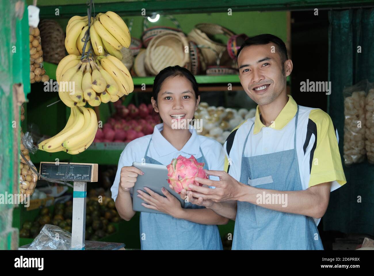Two fruit sellers at a stall hi-res stock photography and images - Alamy