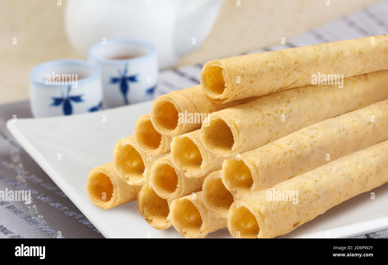Roll cracker hi-res stock photography and images - Alamy
