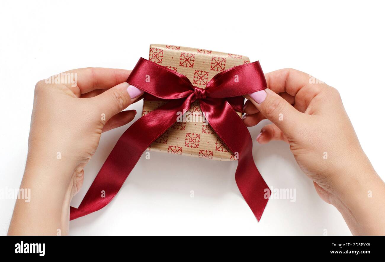 How To Tie A Bow With Ribbon On A Box