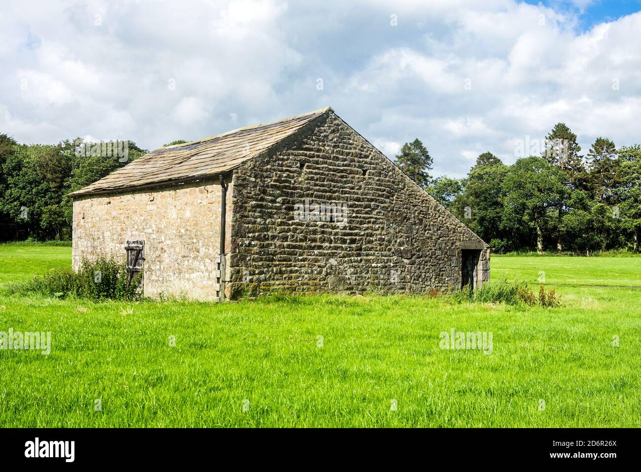 An old barn in a Lancashire field Stock Photo - Alamy