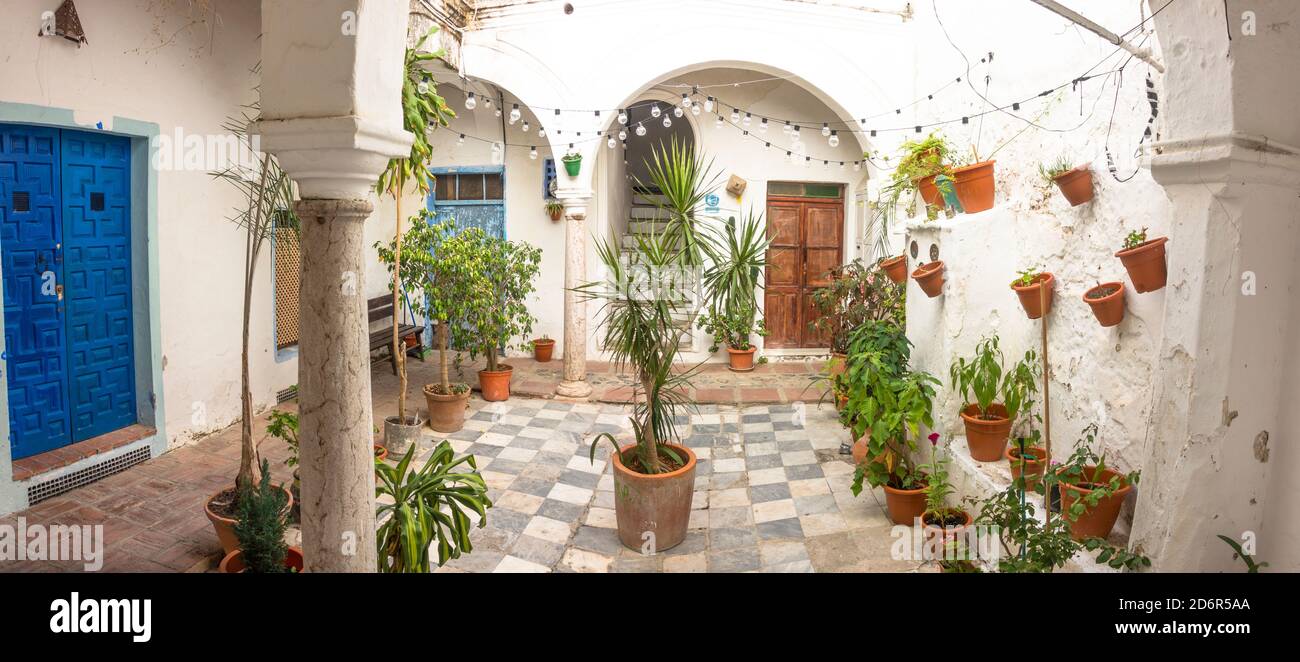 Spanish courtyard hi-res stock photography and images - Alamy