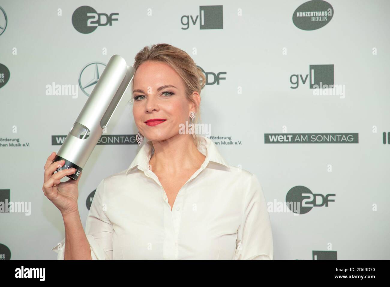 Berlin, Deutschland. 18th Oct, 2020. Award winner Sanger of the Year ...