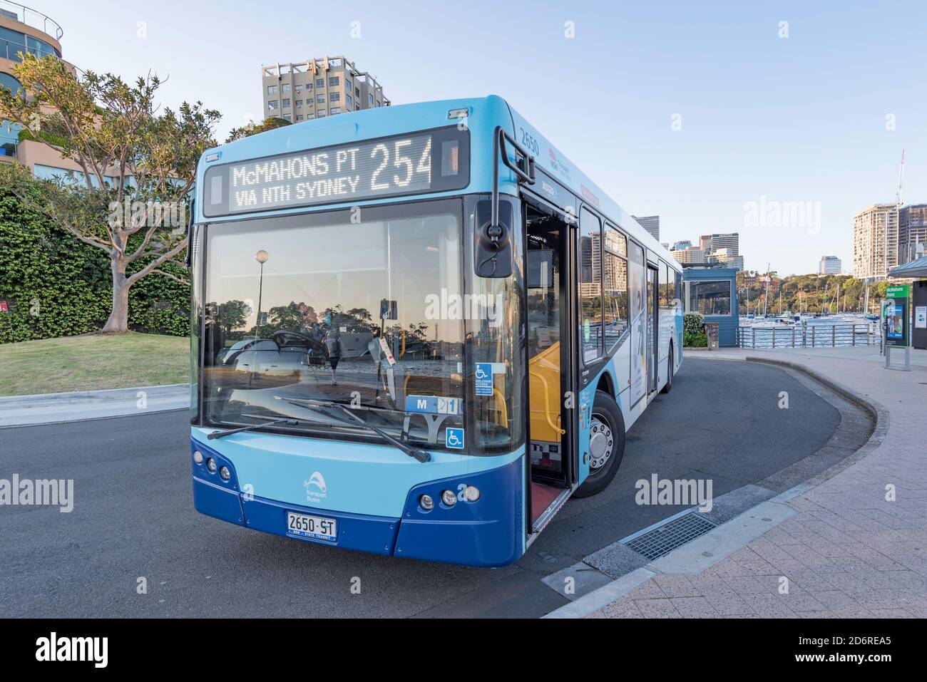 The McMahons Point 254 government bus, stopped at McMahons Point bus ...