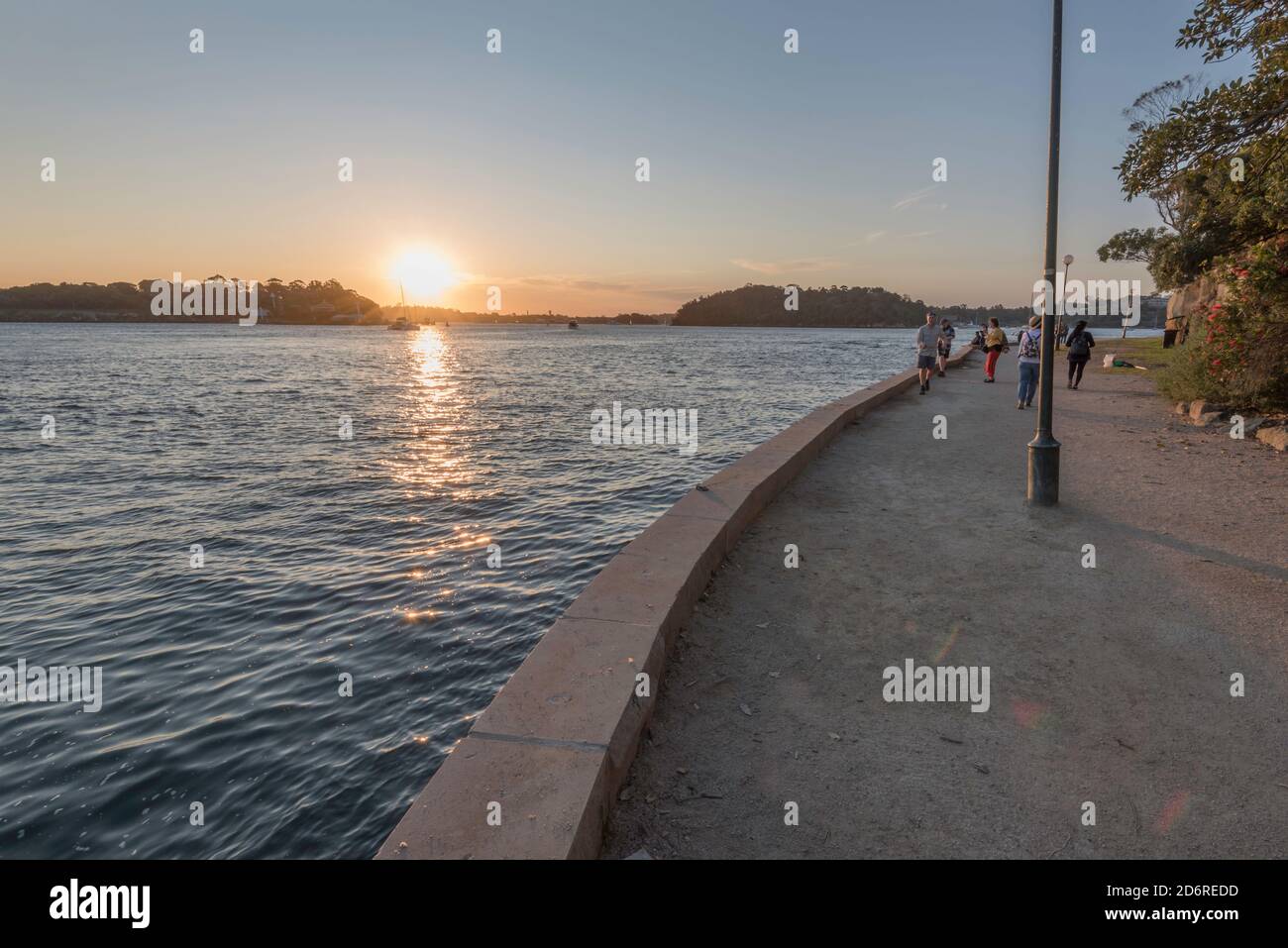 Public walkway on sydney harbour hi-res stock photography and images ...