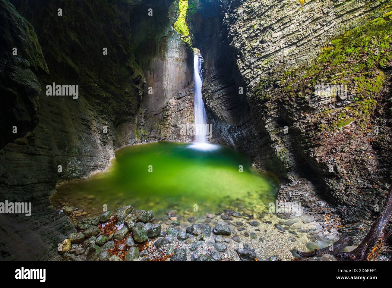 Water falling in cave cave hi-res stock photography and images - Alamy